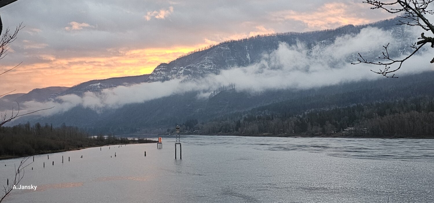 30 Volunteers Tackle Final Segment of Cascade Locks’ Peregrination ...